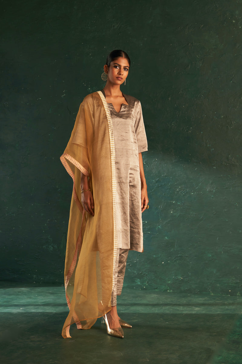 Indulge in Sophistication with this Exquisite Contrasting Tissue Kurta Set – charkhee